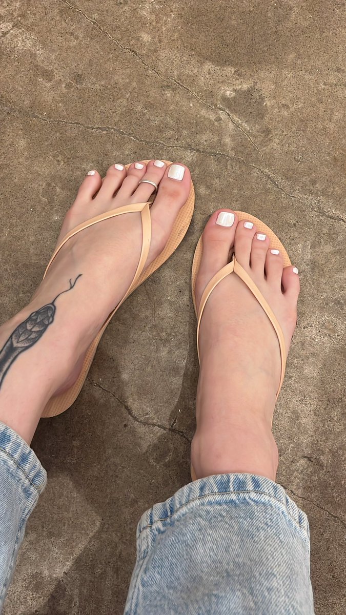 Tee Feet ️ on Twitter: "Bow down"