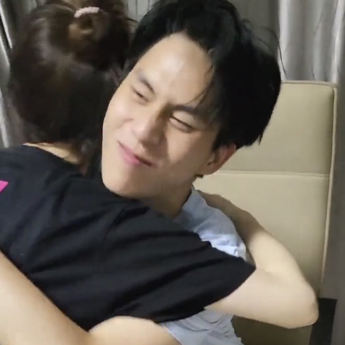 𝙉𝙥𝙘𝙖𝙧𝙖𝙩 on Twitter: "RT @2_Heemin_JaJa: จังหวะฮึ้บจะกอดคือน่ารักมากกก ก"