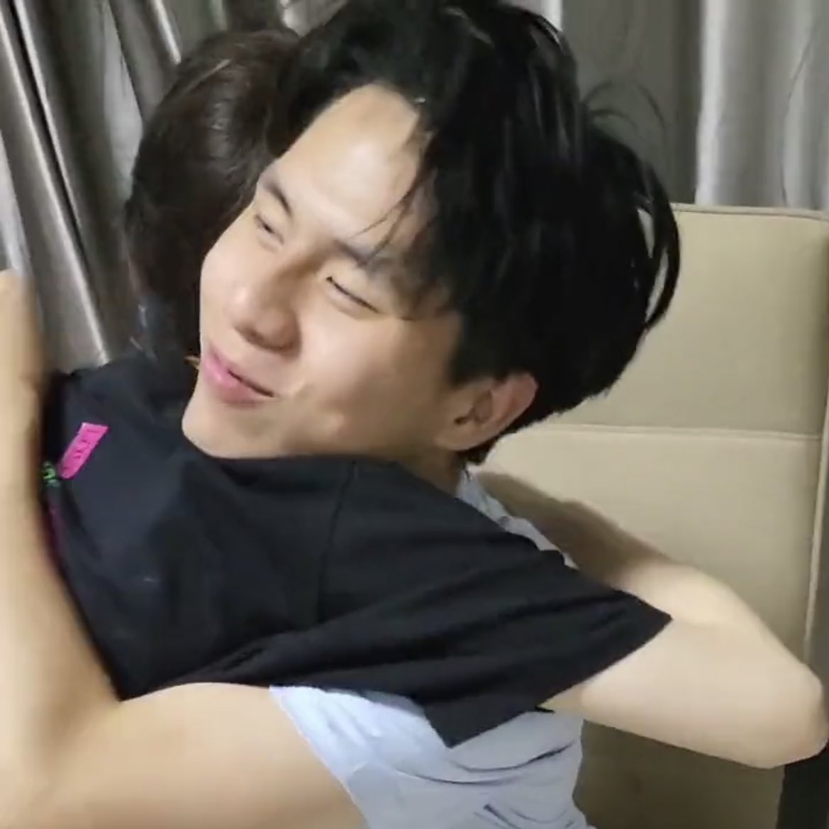 𝙉𝙥𝙘𝙖𝙧𝙖𝙩 on Twitter: "RT @2_Heemin_JaJa: จังหวะฮึ้บจะกอดคือน่ารักมากกก ก"