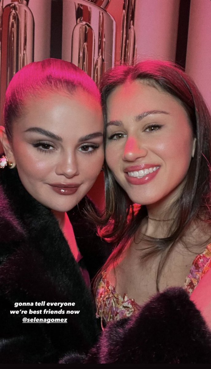 Selena Gomez News On Twitter Selena Gomez With An Influencer At A