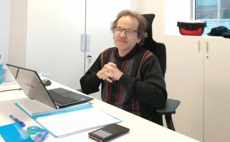 This person is Daniel Bowie, who used to work at Apple and was a key ...