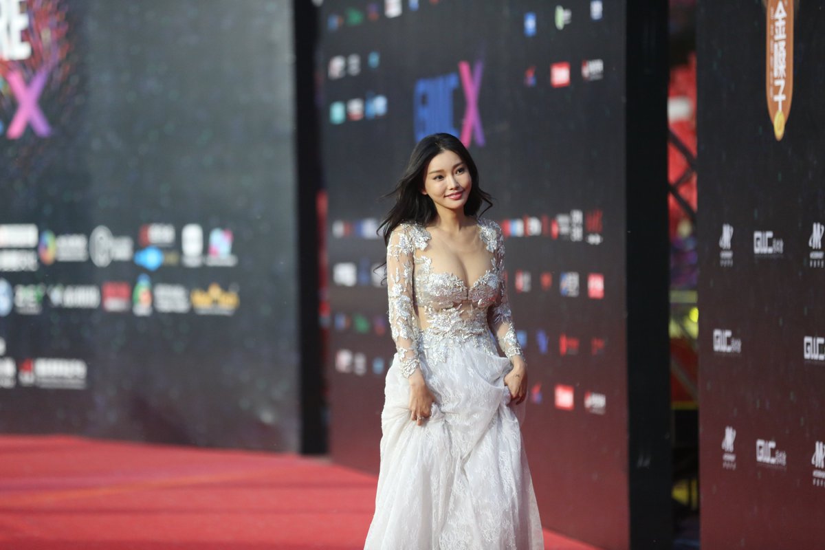 宇宙美女馆 on Twitter: "童菲低胸红毯现场生图写真，饱满呼之欲出[190P+1.31G] #明星写真 #明星生图 #生图 #明星 #童菲 No.mx427 @yuzhoumeinv ...