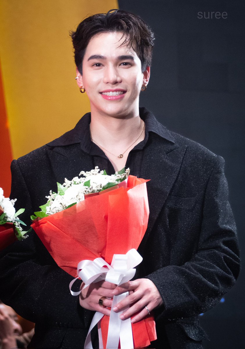 ชาเขียว🍵🍃🫶🏻(🦖🍼) ft.slowไปสอบ on Twitter: "RT @suree_thip: หนุ่มหล่อกับดอกไม้ 🌼 #mmaxmax #ไดโนกร ...