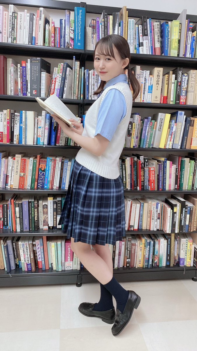 日向ゆら(ひなたゆら) On Twitter 本日も撮影無事終わりました! 中学の図書館が広いのを思い出しました笑 文学ゆらちゃんとかどう