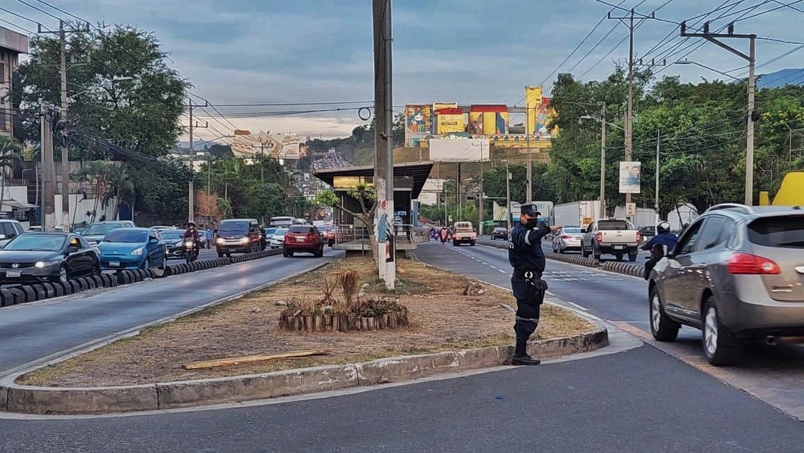 Pnc El Salvador On Twitter Nuestros Agentes De Tránsito Agilizan El