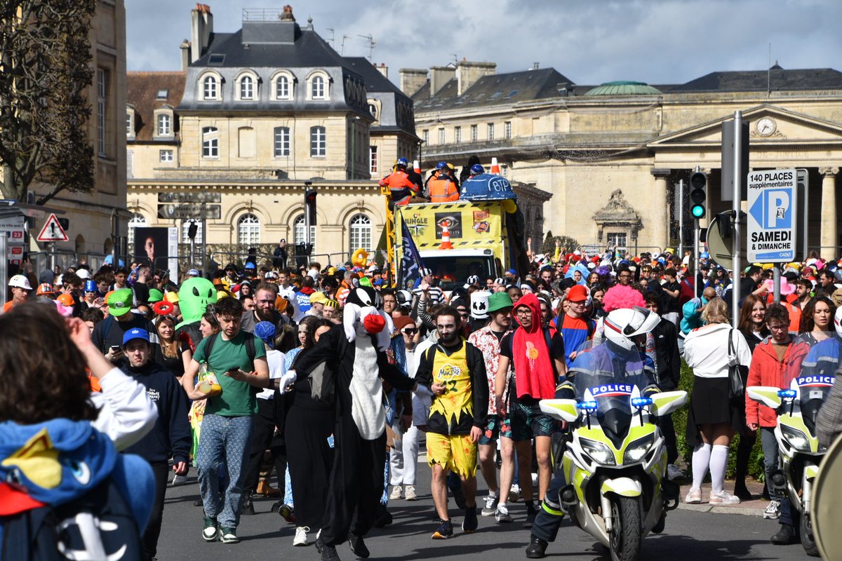 Ville De Caen On Twitter 🦄 Le Carnavalcaen Bat Son Plein Restez