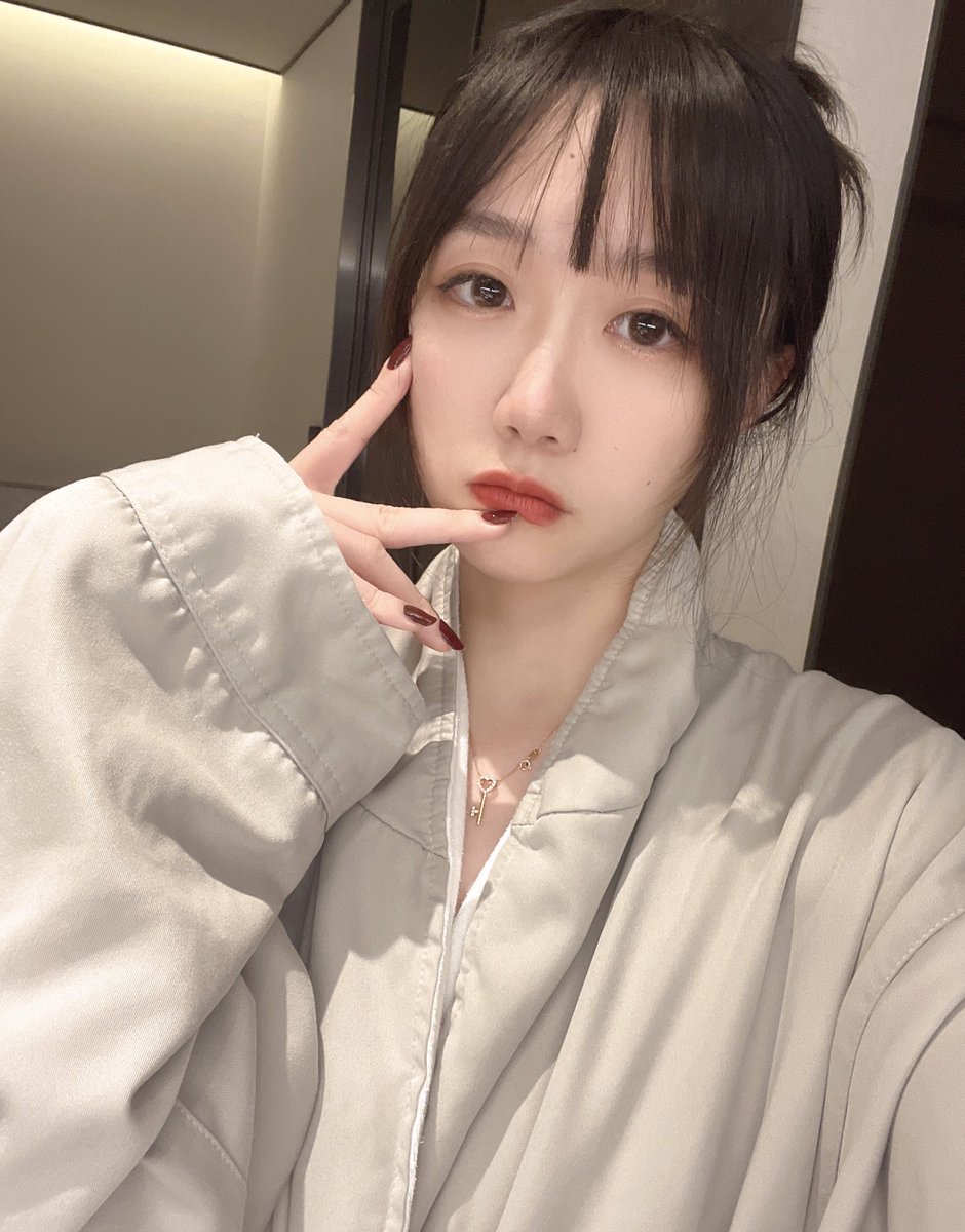 Yuwang On Twitter 老哥投稿已婚同事,这贱货真的太会盯了,真想拿鸡巴抽她的骚脸!话说,都结婚了还天天在pyq发这种照片,看来她的废物老公是不能满足她了,只能勾引野男人的大