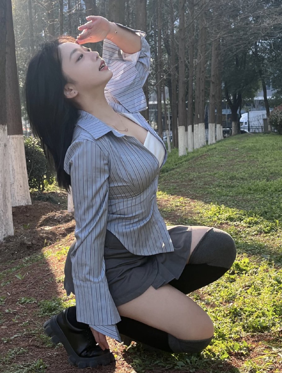 yuwang on Twitter: "就问你够不够大，裙子够不够短，贱婊子够不够骚！像这种大奶母猪，就应该让她跪地上仰着头，挺着胸脯主动露出骚奶，边乳交边用力扇她大奶子才够爽！"