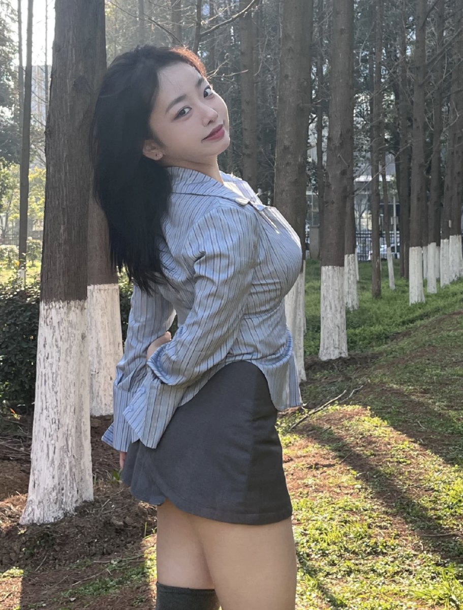 yuwang on Twitter: "就问你够不够大，裙子够不够短，贱婊子够不够骚！像这种大奶母猪，就应该让她跪地上仰着头，挺着胸脯主动露出骚奶，边乳交边用力扇她大奶子才够爽！"