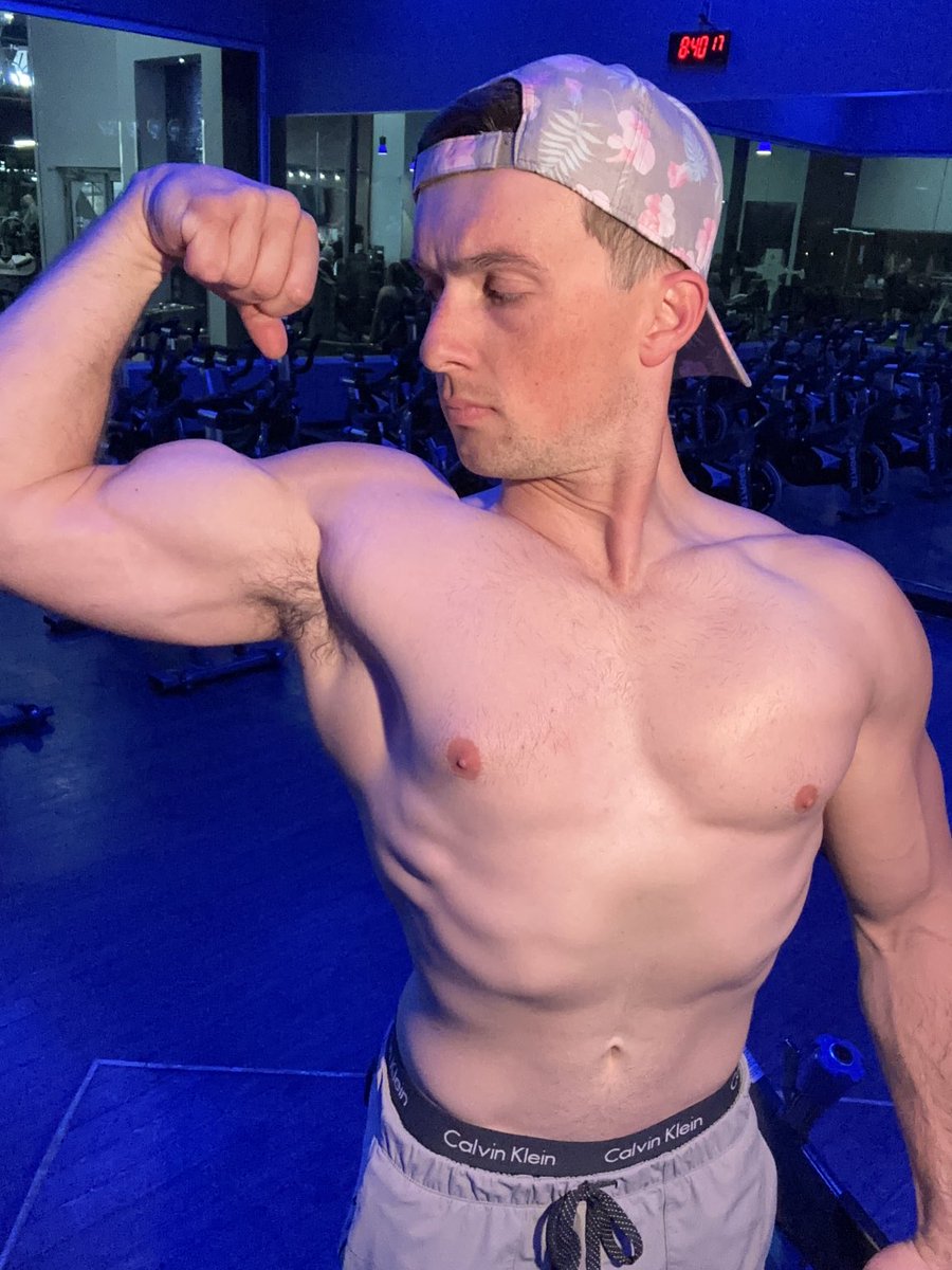 Alpha Axel on Twitter: "Flexing out your tight pussy wallet"