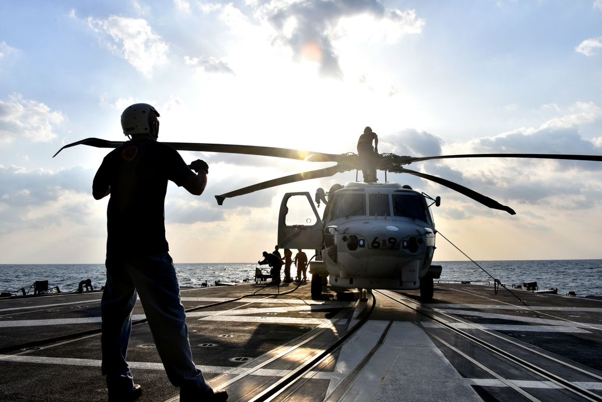 防衛省 海上自衛隊 on Twitter: "仕事を終えて整備中。🚁 今日もお疲れ様でした！ #陽光 #SH60K"
