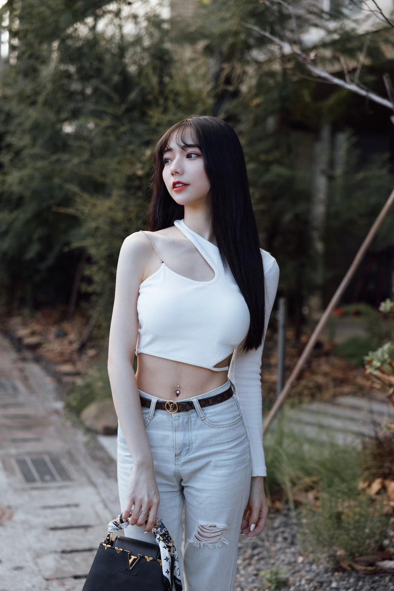 人往往只有在後悔中前進 有捨有得 不捨不得 很多事不必重來 沒有意義 【啾啾所有社群跟周邊官網】https://t.co/VcMjs2nUJV 純慾女孩 啾啾 @chuchu05261314