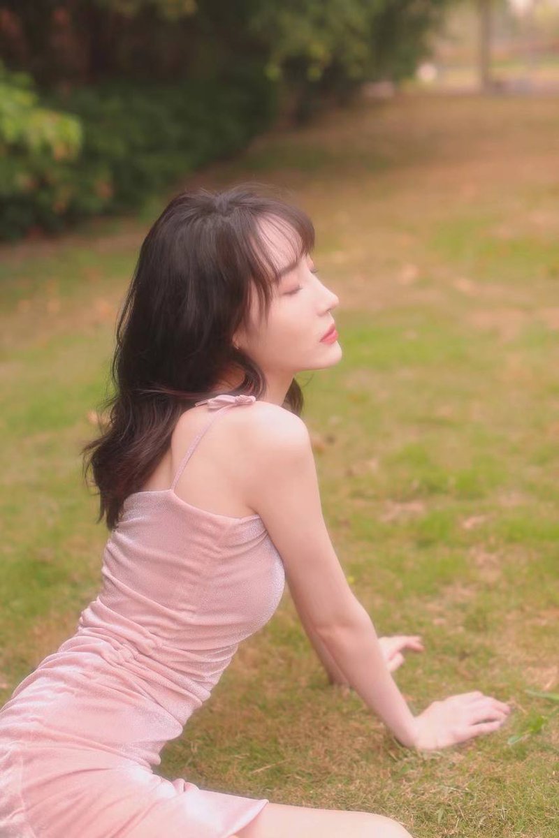 yuwang on Twitter: "专属群老哥投稿金融婊梦仪，这贱货的丝袜腿看着太骚了，又长又直，再配上那张母畜脸，简直榨精神器！像这种骚婊子，就适合带出去谈业务，那些秃头大肚油腻男一看她 ...