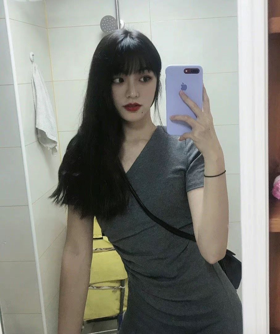 yuwang on Twitter: "专属群老哥的投稿，又是一个盯榨臭母狗，看这婊子日常晒的照片，就知道背地里肯定是个反差烂货，还自己扯着头发，就应该让她跪地上，双手抱着头使劲插她骚嘴，口水 ...