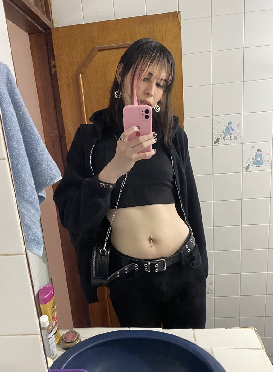 Ash-Lee🏳️‍⚧️(22k)Girl AND Femboy on Twitter: "Hey 😏(with lesbian rizz)"