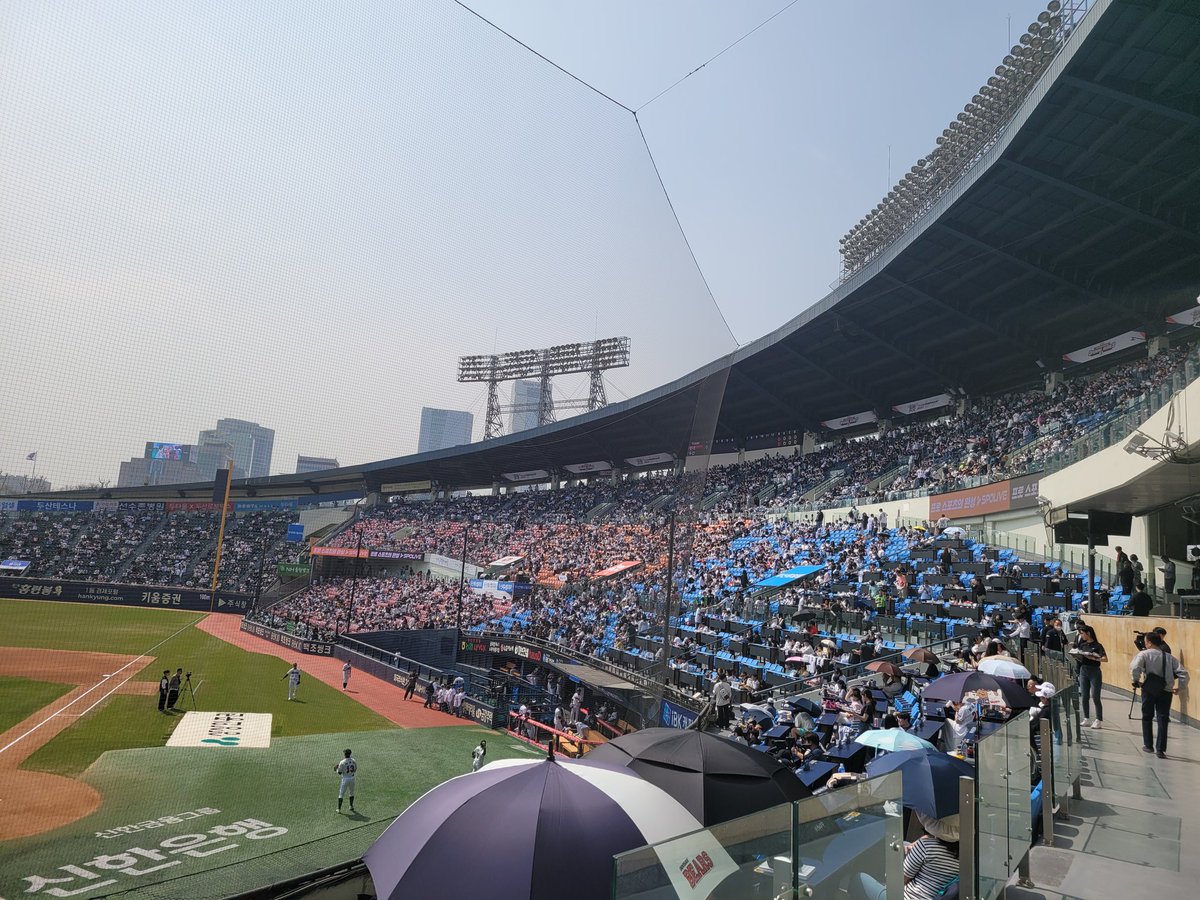 Jeeho Yoo on Twitter: "Outside Jamsil before #KBO Opening Day game between Doosan Bears and ...