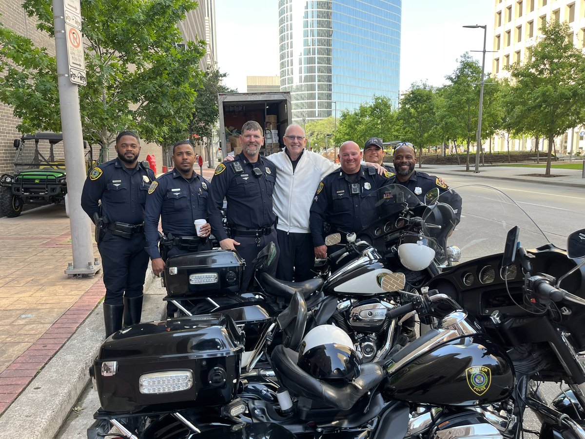 Jim Larrañaga on Twitter: "The best escorts at the Final Four: The Solo motorcycle detail for ...