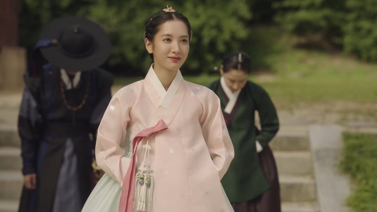 WJSN Bona as princess a princess and maidservant is everything. LOOK AT ...