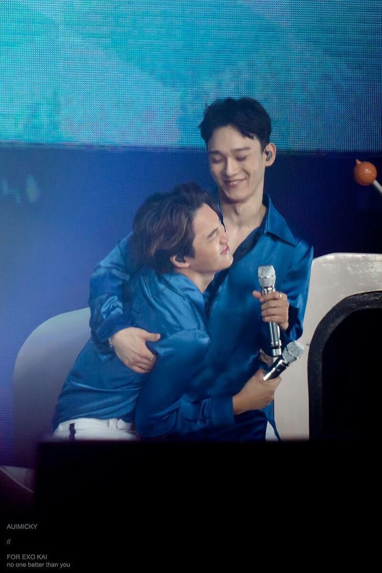 magᵉˣᵒ R𝓞ver on Twitter: "except chenkai hugs are usually jongin making himself tiny so jongdae ...