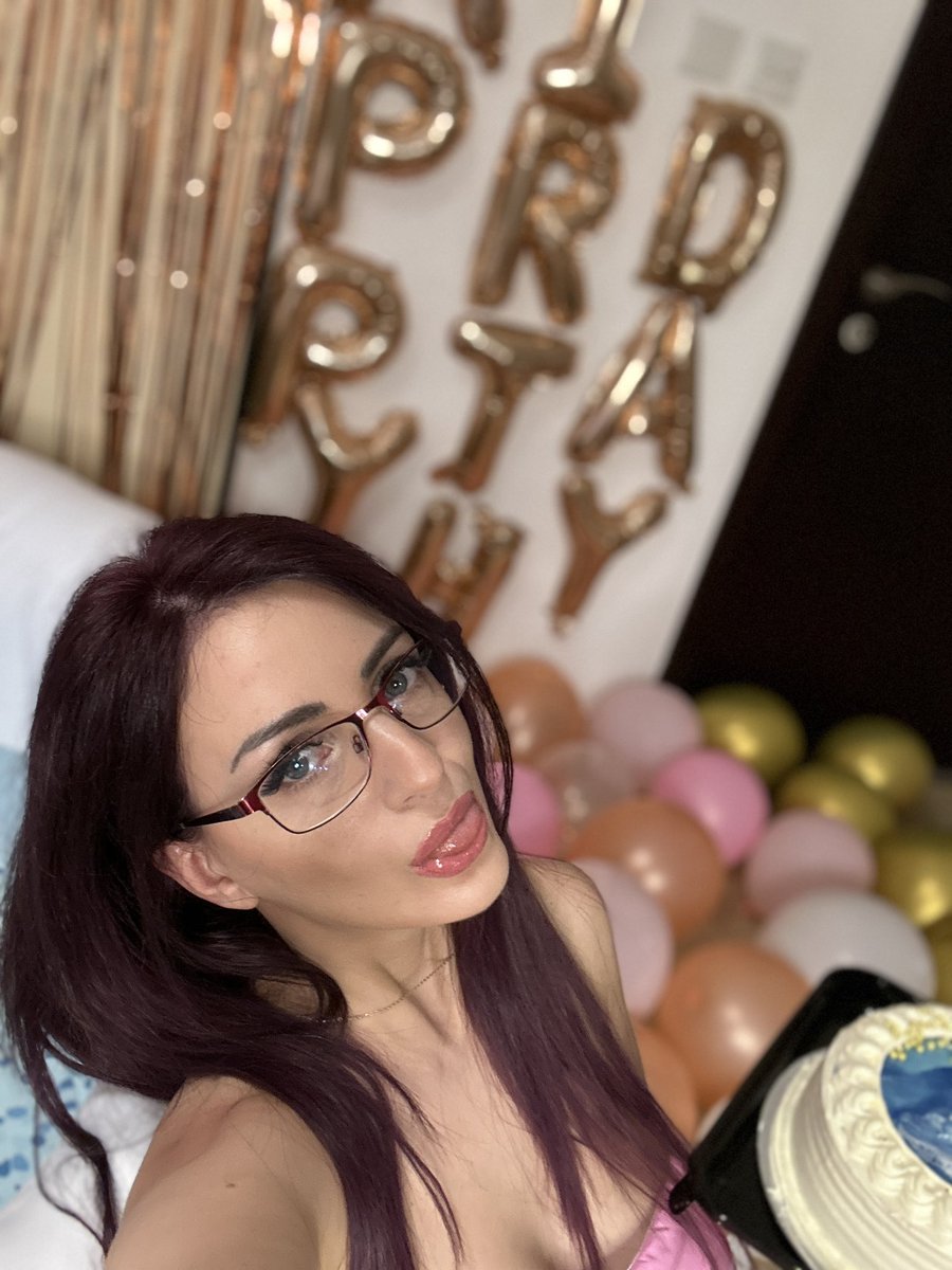 Stacy_Cherry on Twitter: "Birthday girl waiting for you on Twitch 🎁😋😘"