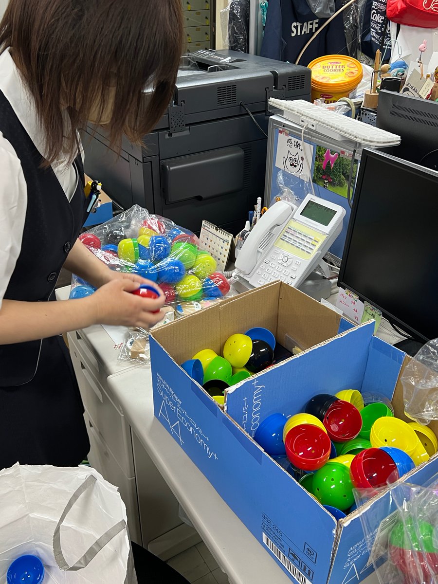 彫刻の森美術館 on Twitter: "飯川雄大展本日最終日。 ガチャ製作所も本日をもちまして閉鎖します。247日間おつかれさまでした！ 「飯川雄大 デコレータークラブ 同時に起きる ...