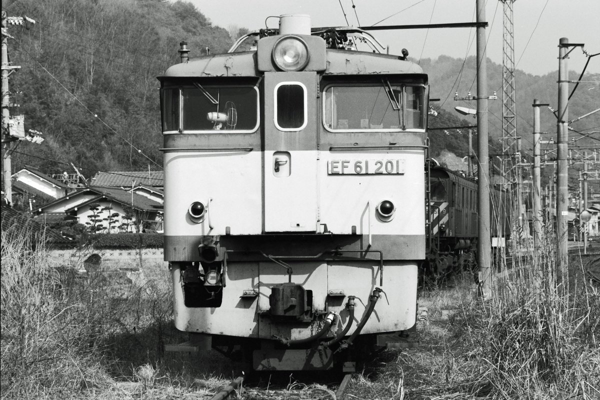 城日野哲太 on Twitter: "なんとか撮ってた #EF61 200番台と #EF67 のトップナンバー"