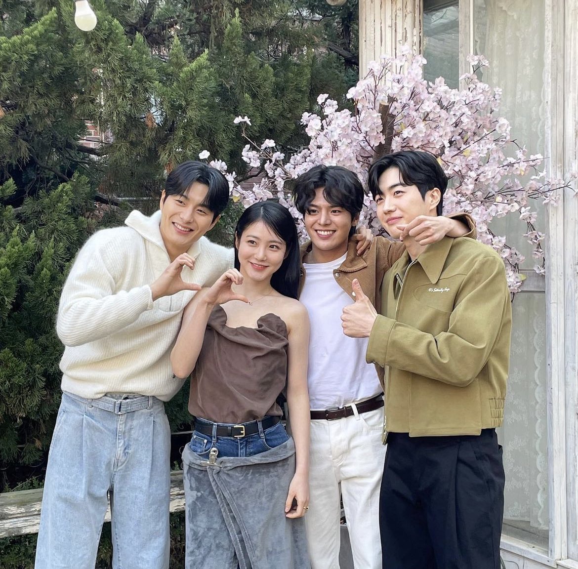 🍑⚾️ on Twitter: "RT @kdrama_menfess: sunshine with three sunshine protectors 💐 •kdm•"