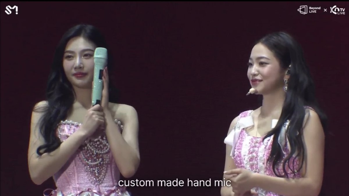 eli on Twitter: "RT @heroes_twt: Joy changed her headset to her hand mic and look at her showing ...