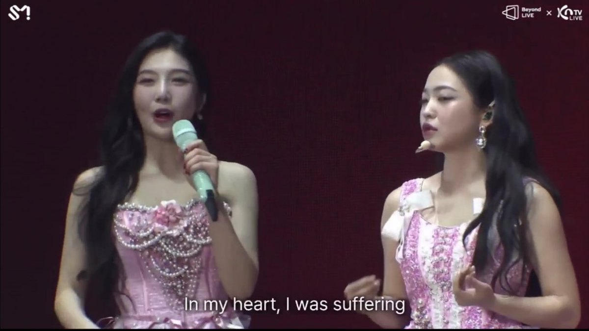 eli on Twitter: "RT @heroes_twt: Joy changed her headset to her hand mic and look at her showing ...