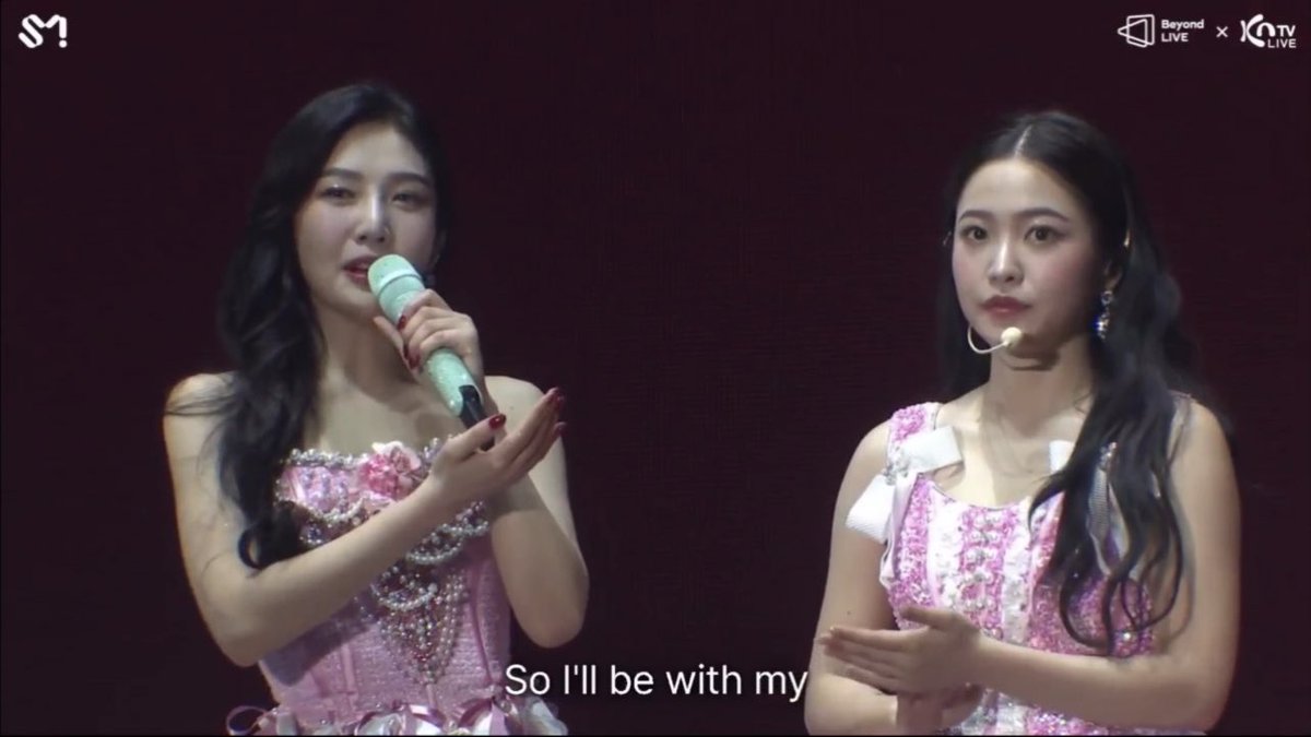 eli on Twitter: "RT @heroes_twt: Joy changed her headset to her hand mic and look at her showing ...