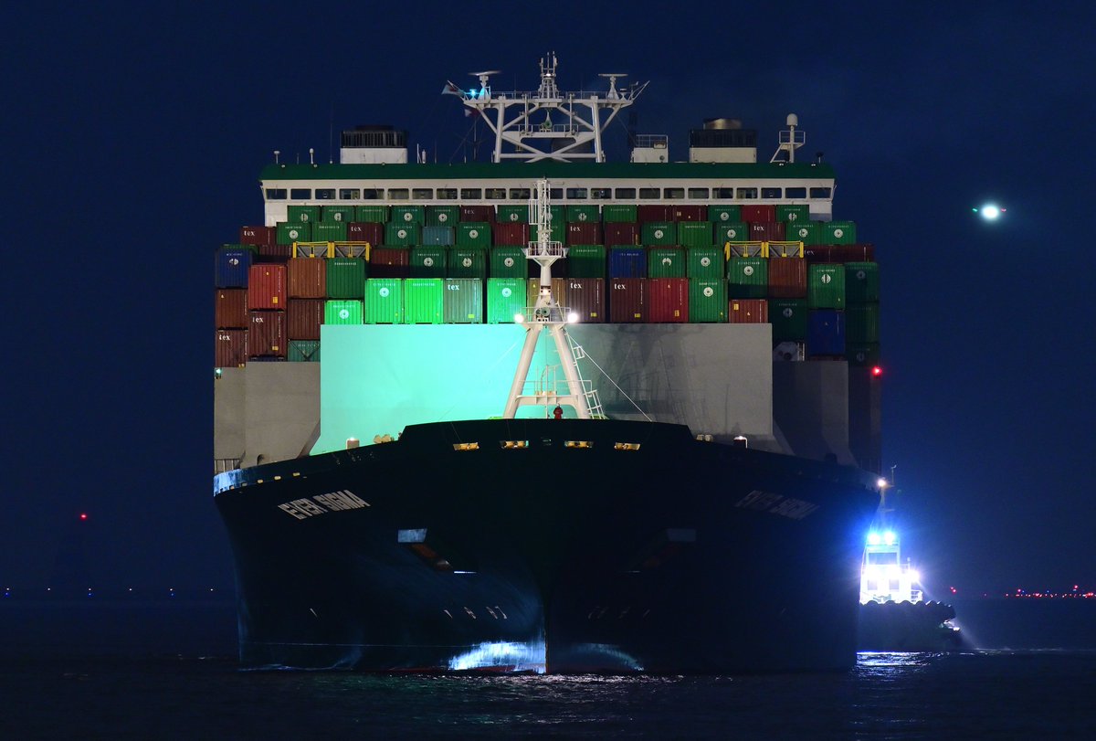 たけつみ on Twitter: "夜の東京に入港する、台湾Evergreen「EVER SIGMA」。ターミナルの照明が当たって輝くコンテナ船、最高すぎ"