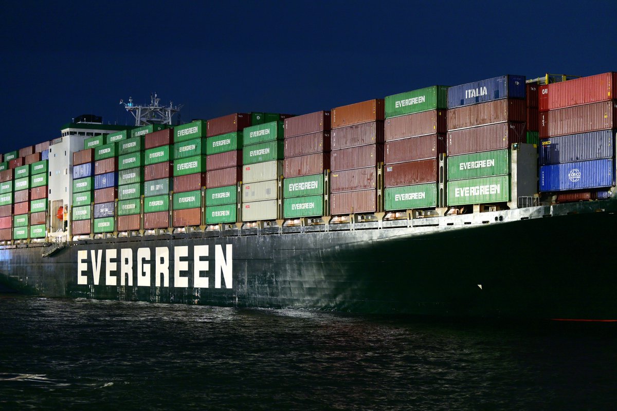 たけつみ on Twitter: "夜の東京に入港する、台湾Evergreen「EVER SIGMA」。ターミナルの照明が当たって輝くコンテナ船、最高すぎ"