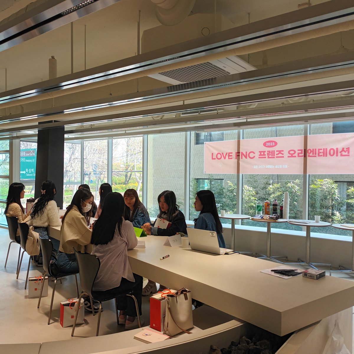 LOVE FNC on Twitter: "벚꽃이 만개한 따뜻한 봄날 모든 아이가 사랑받는 세상을 위해 2023년도 LOVE FNC 프렌즈가 한 자리에 모였습니다 🥰😍 선한 ...