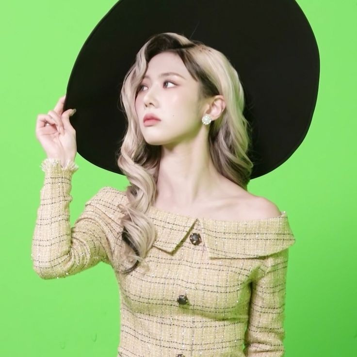 Cosmic Dreamer | EUNOIA on Twitter: "Kim Yoohyeon's iconic double shaded "Oreo" hair in Maison era"