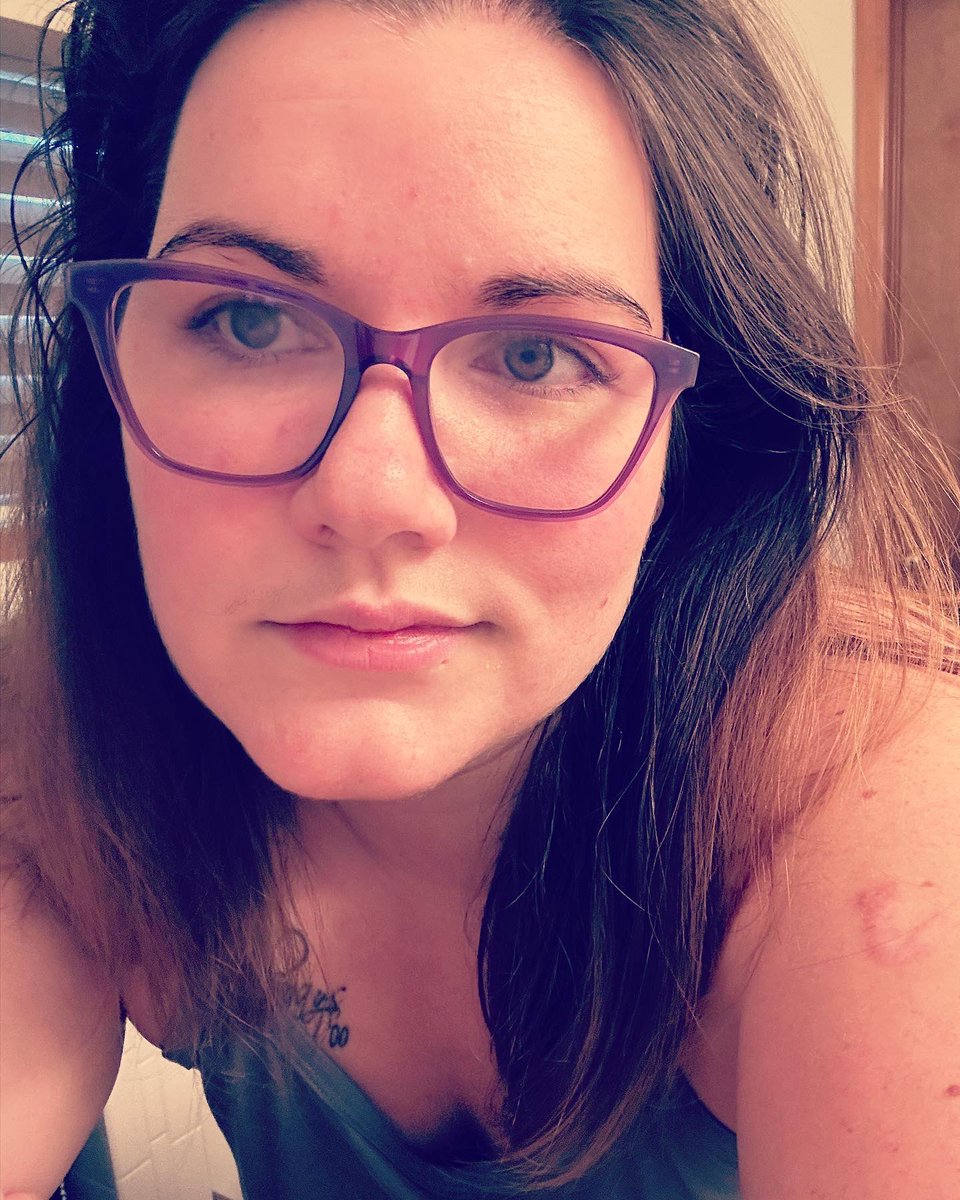 🦕🦖 Lorelei Matthews 🦖🦕 on Twitter: "Show us a photo of you wearing glasses because we need to ...