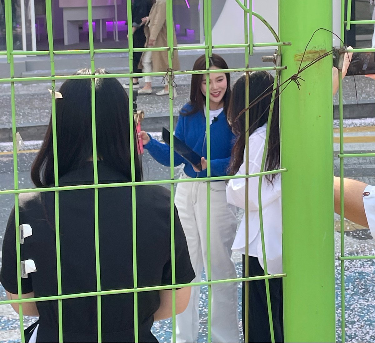 코코볼L on Twitter: "쩡이 홍대에서 홈쭐내러감 촬영중인가 보네 https://m.dcinside.com/board/ohmygirl/2504808…"