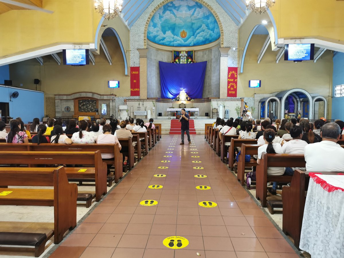 Nagdadasal Sa Simbahan