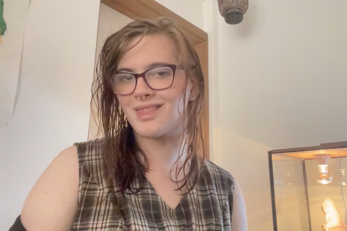 Nonnie🏳️‍⚧️ on Twitter: "post-shower webcam selfies :3"