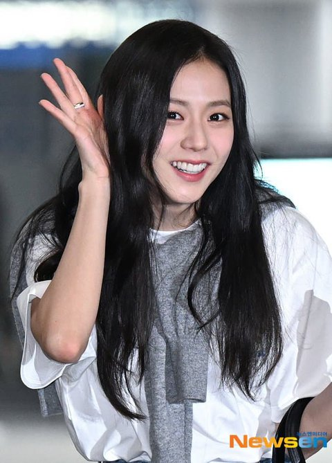 pannchoa on Twitter: "Jisoo's visuals shine at the airport today (ft. Inkigayo support) https ...