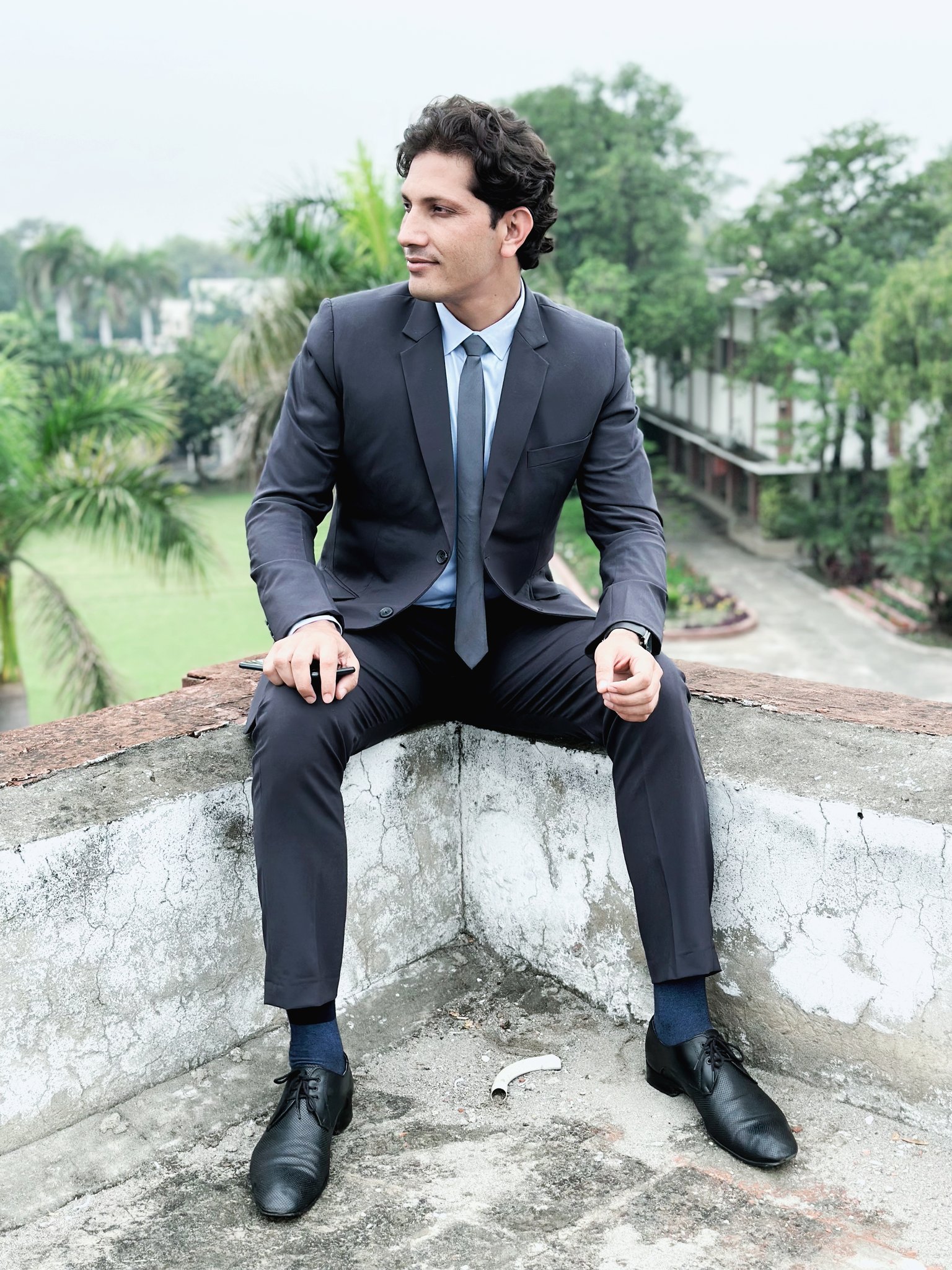 Aitzaz Hussain Mayo ☭ on Twitter: "Me to a friend with an Iphone. ایک تصویر کا سوال ہے سخیا🙏 ...