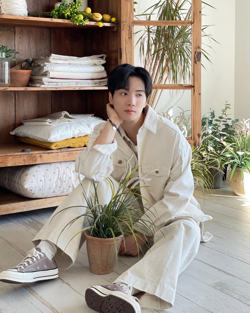nuest gallery on Twitter: "effortlessly handsome, Jonghyeon in new @/issue_jonghyeon IG update 🔗 ...