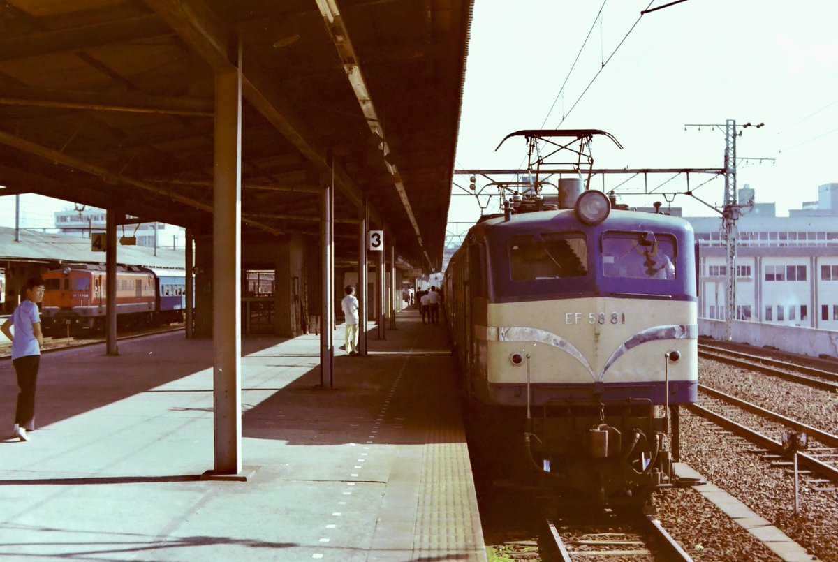 空鉄 on Twitter: "RT @WRX_3651: 終着下関に到着した、EF58 81(広)牽引の寝台特急『安芸』 わずか3年半という短命に終わった悲運の寝台特急でした。 1001レ ...