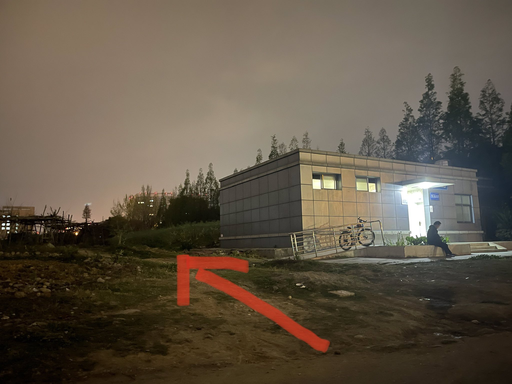 成都找喜欢被口交的 On Twitter 警官学院鸟洞还不错，晚上8点以后人慢慢多起来，在旁边小树林或者菜地里玩，直接做的也多。旁边的第三卫生间基本都是直接做爱的，去的绝大多数都是中老年