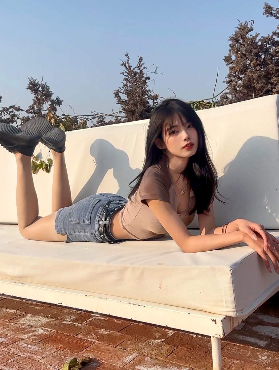 yuwang on Twitter: "真的太骚了，牛仔短裤加肉丝，真想把她按在椅子上、掐着她脖子操她！"