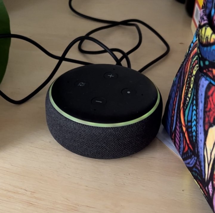titi müller on Twitter: "O que significa quando a Alexa tá estática nesse verde clarinho? 🤔"