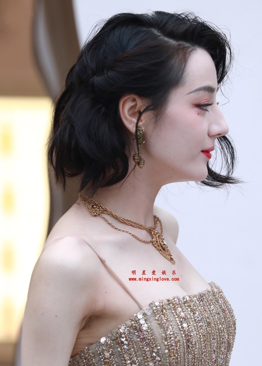 mingxinglove on Twitter: "#迪丽热巴 参加某品牌发布会现场花絮照片，大尺度吊带露背礼服，高清8K分辨率原图无修 #生图 下载 #明星生图 https ...