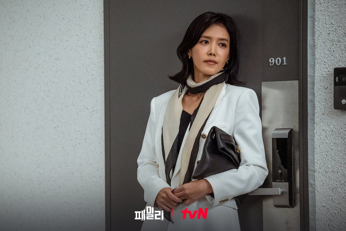 tvN drama on Twitter: "👪2화 비하인드👪 민서 아부지 큰일 났어요...ଲ༼Ꙩ Ꙩ ଲ༽ 유라X오 부장의 본격 기싸움 START! 식구들이 넘어가면 안 되는데 ...