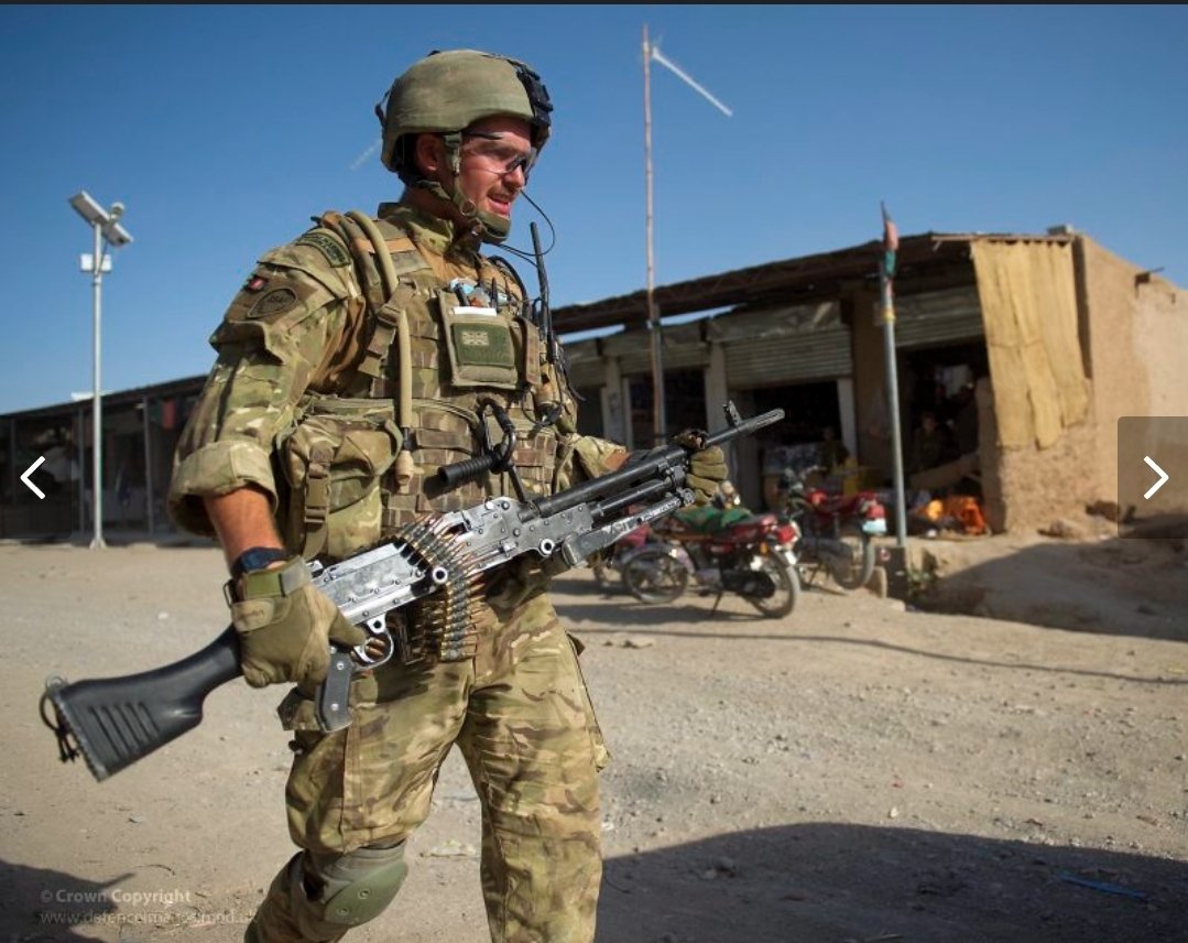 BootneckHistory on Twitter: "A Royal Marine with Mike Company, 42 Commando carries a GPMG ...