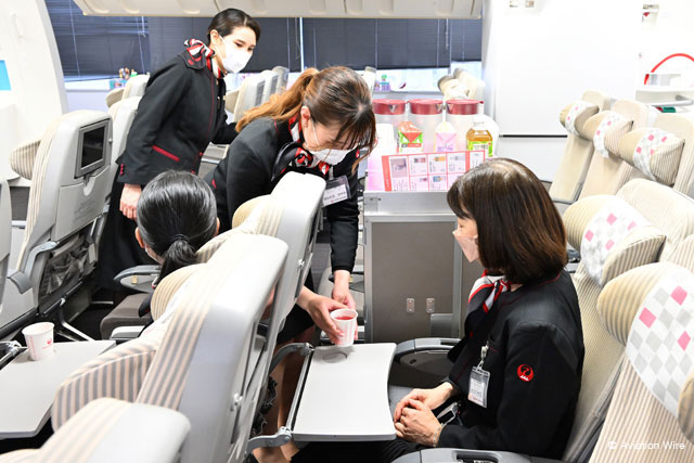 Aviation Wire on Twitter: "ライフベストはなぜ出口で膨らます？ JAL、マイルでCAお仕事体験 https://aviationwire.jp/archives ...