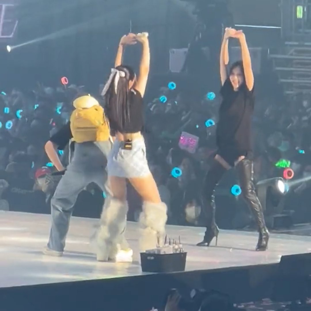 minaron on Twitter: "Mina and Nayeon doing the 7 Rings dance while Jeongyeon is twerking 😵‍💫 # ...